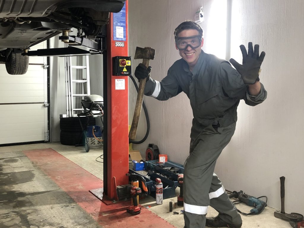 Here it is - first ever 100% automated renting of a car repair shop ...